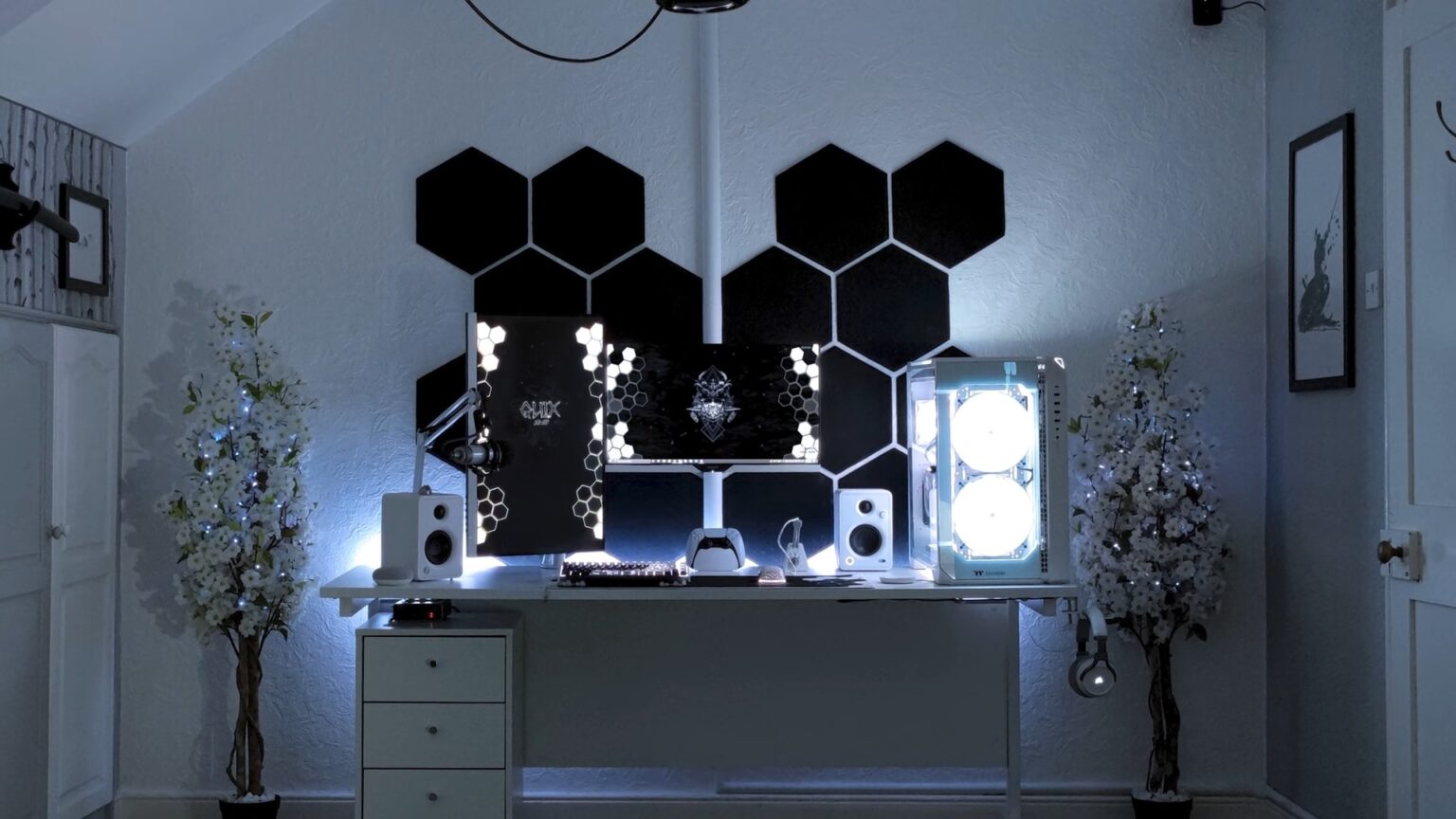 34 Unique Black And White Gaming Setup Ideas With Accessories In 2024 ...